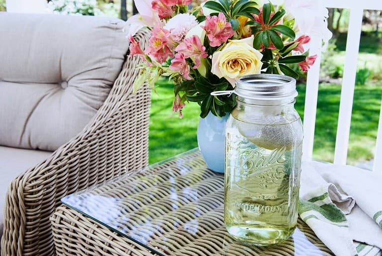How To Make Herbal Sun Tea (Easy Homemade Recipe) - Upside Lane